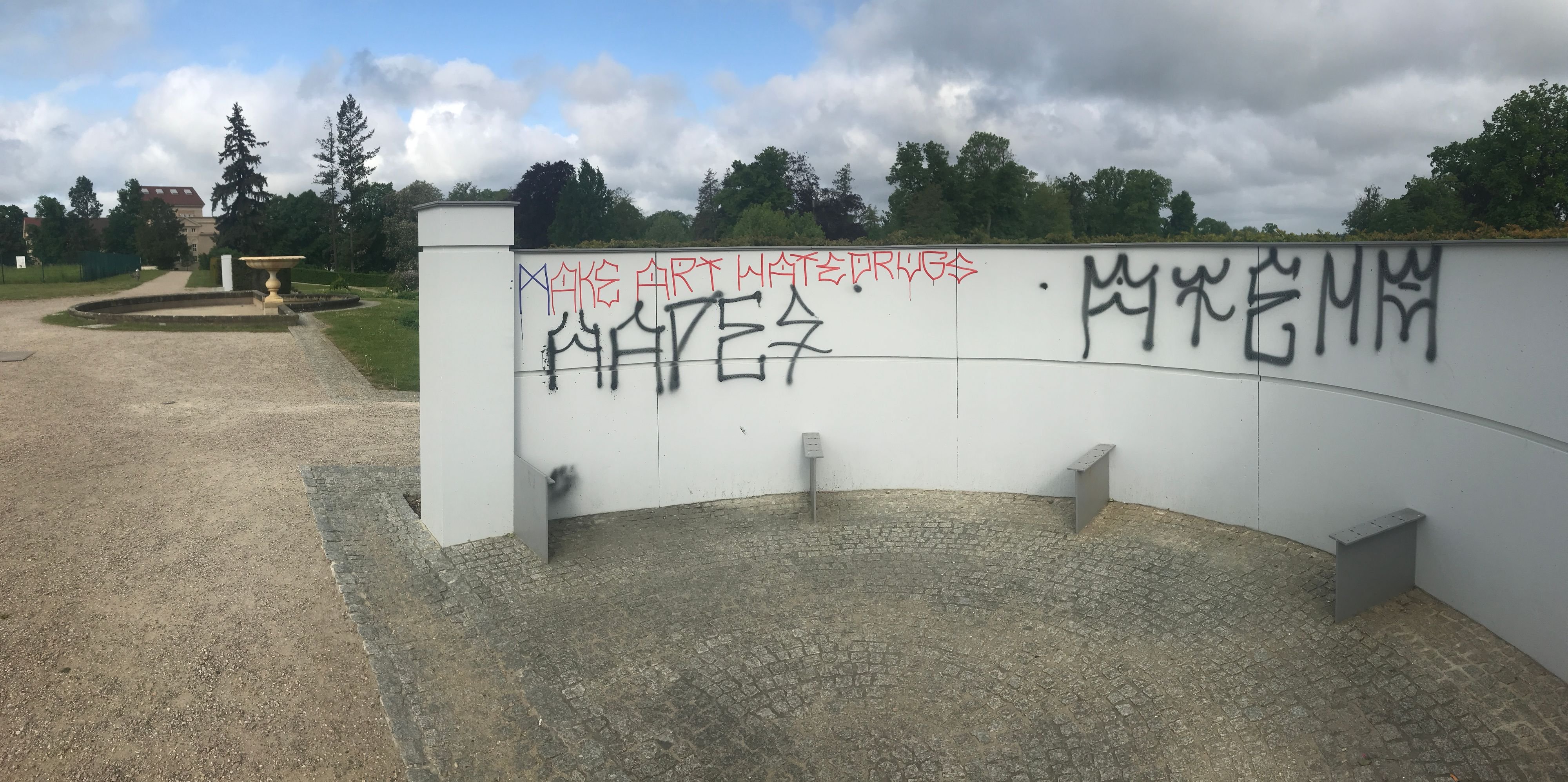 Schon wieder beschmierte Wände im Schlossgarten