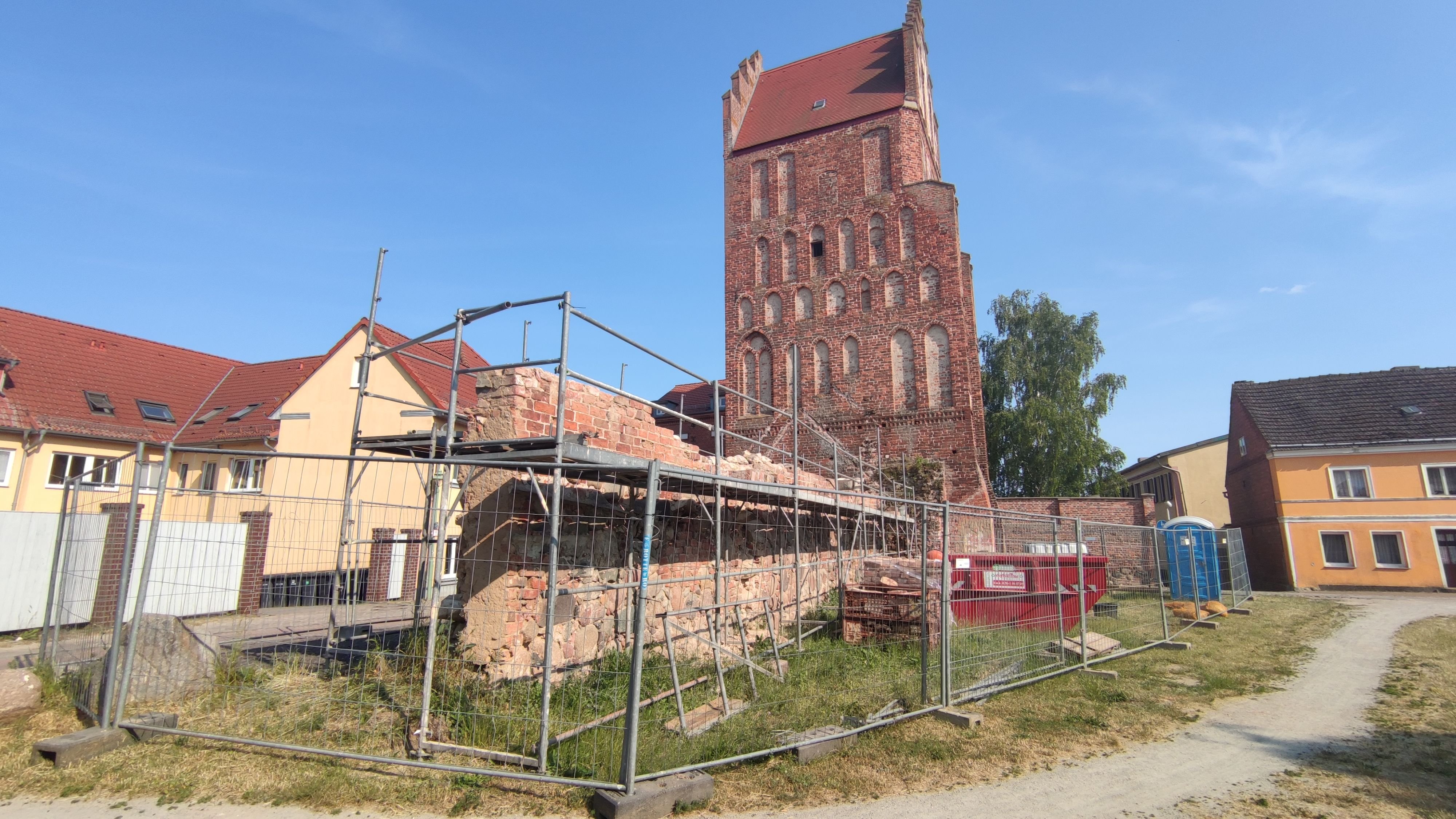 Sanierung der Altentreptower Stadtmauer hat begonnen