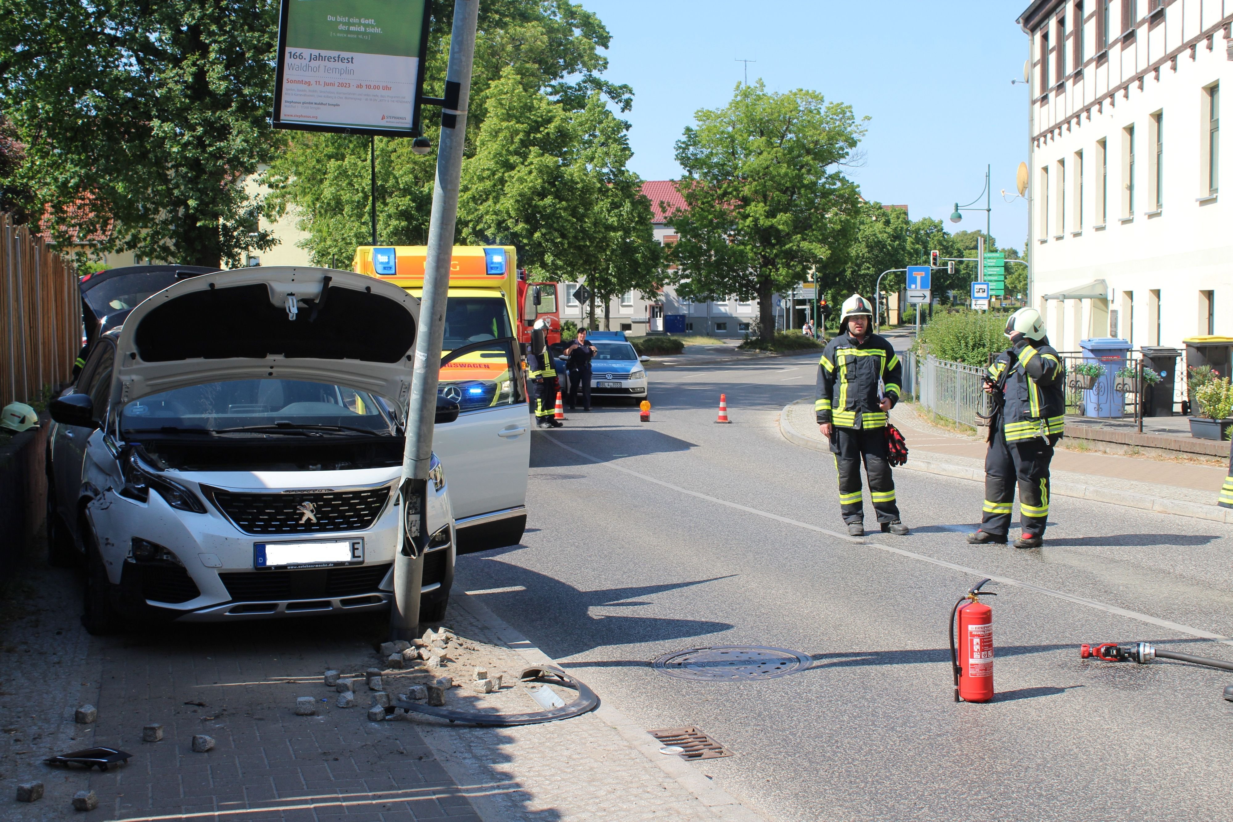 Pkw–Fahrer kollidiert mit Mauer