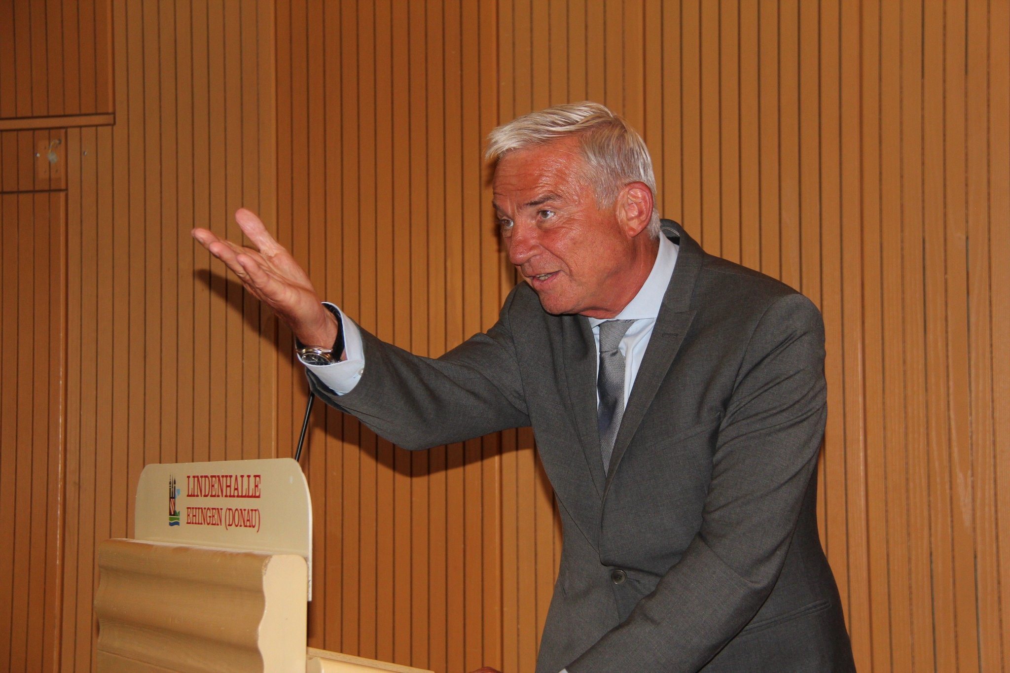 Mit Video und Fotos: Thomas Strobl besucht Großen Zapfenstreich in Ehingen