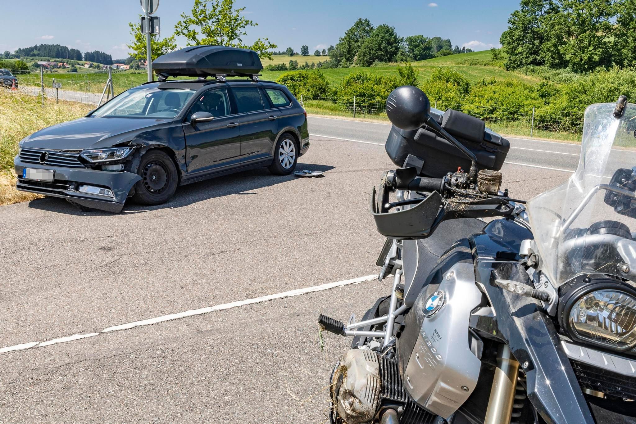 Unfall auf B31: Motorradfahrer in Lindau schwer verletzt