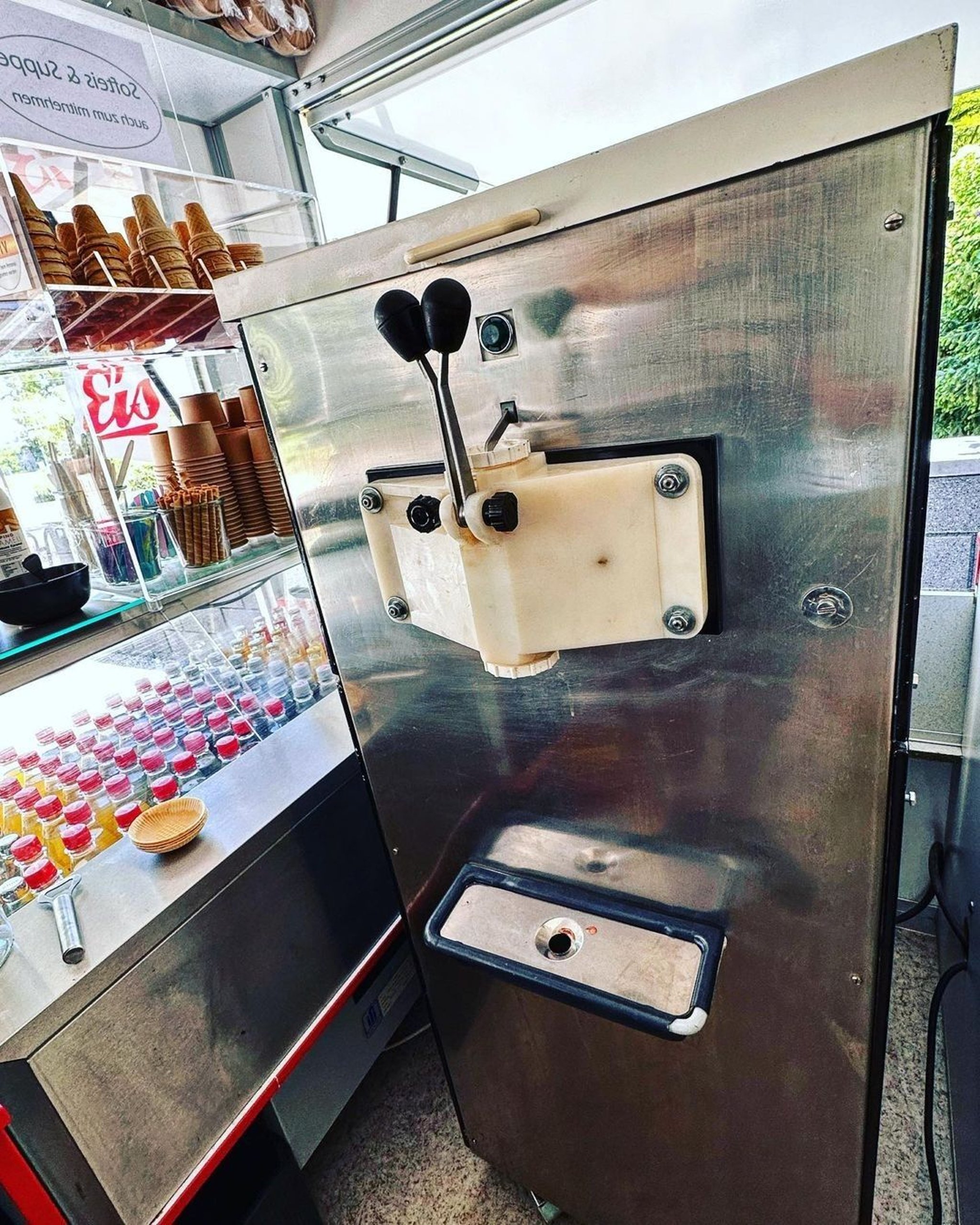 Rückkehrer verwöhnt seine Gäste mit Eis aus DDR-Maschine Ilka