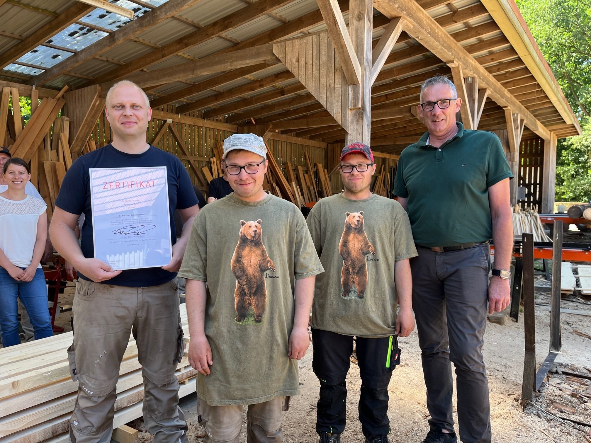 Holzbau–Unternehmen geehrt - hier packen Brüder mit Handicap mit an!