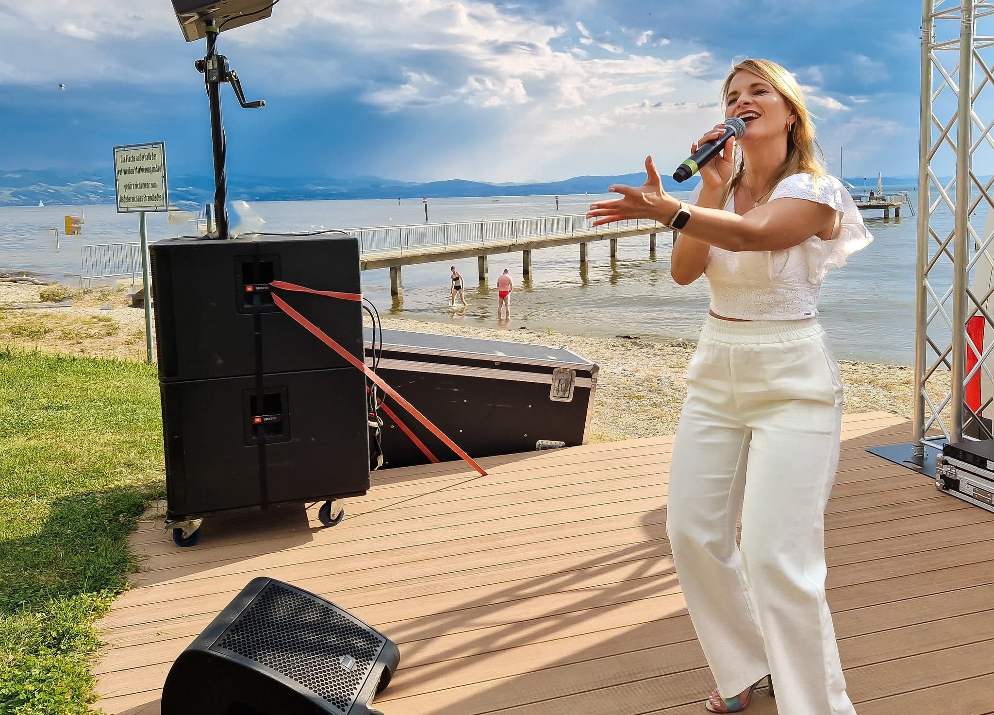 Schlagersängerin Melia begeistert im Strandbad Langenargen