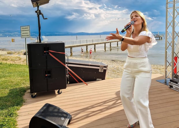 Schlagersängerin Melia begeistert im Strandbad Langenargen