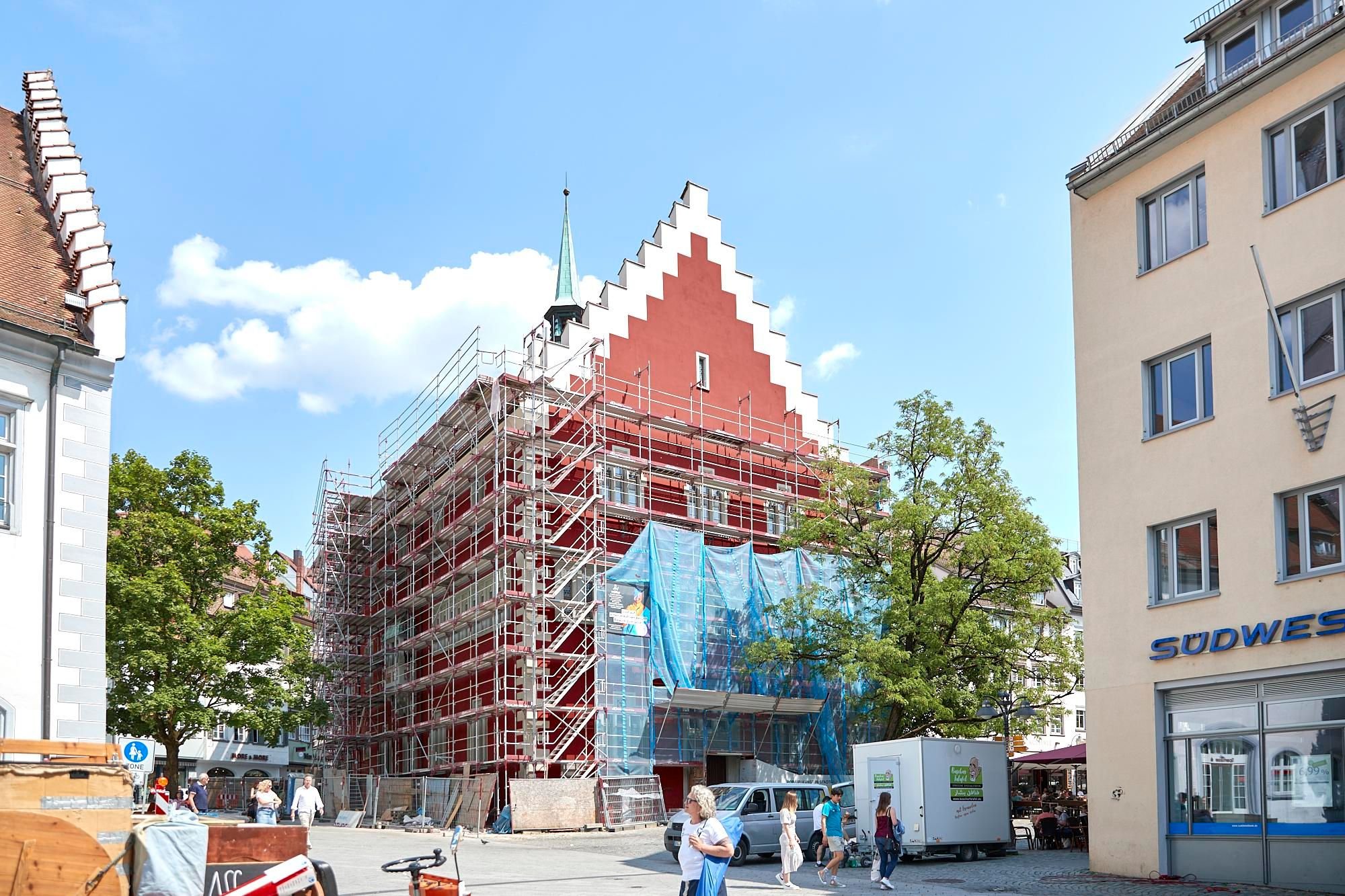 Ravensburger Rathaus ist jetzt ochsenblutrot