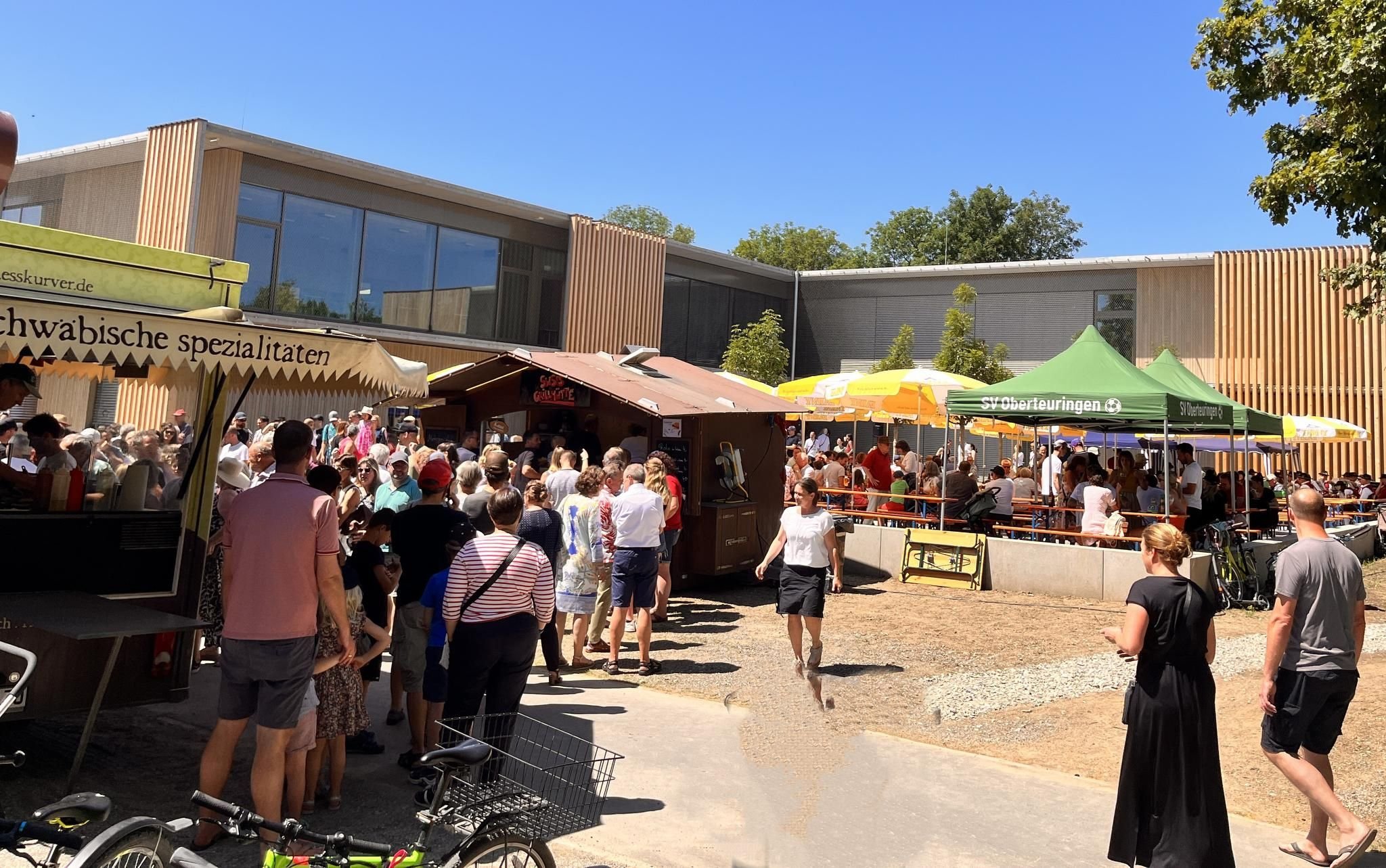 Großer Andrang: Oberteuringer begutachten die neue Schule