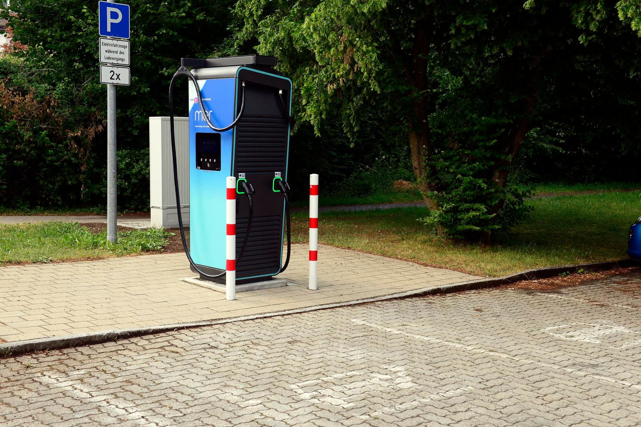 Neuer Elektro–Schnelllader in Betrieb genommen