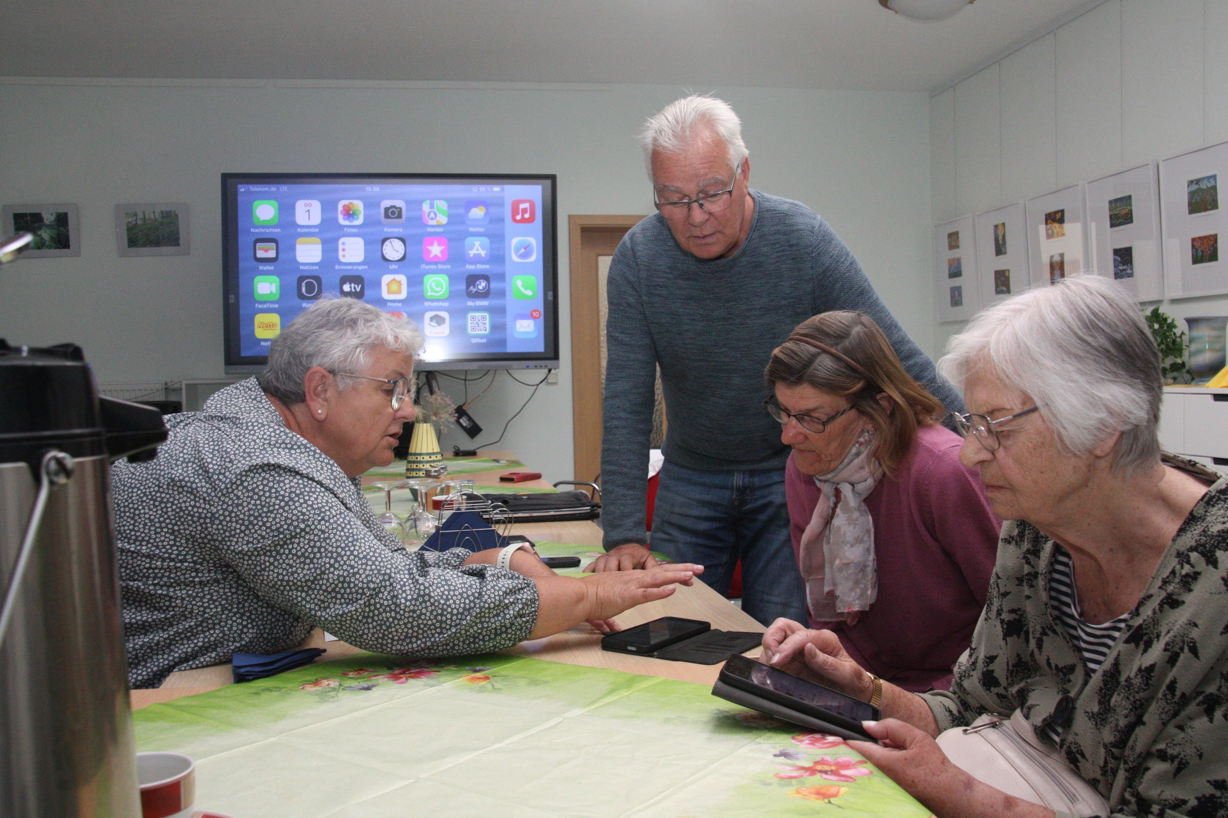 Hier gibt’s Smartphone–Hilfe für Senioren