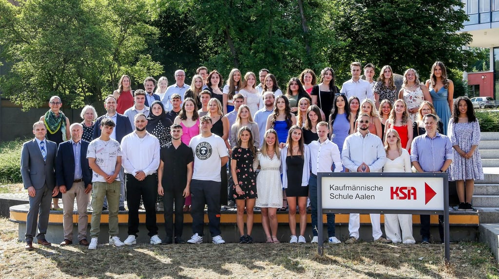 Absolventen des Kaufmännischen Berufskollegs II haben ihren Abschluss