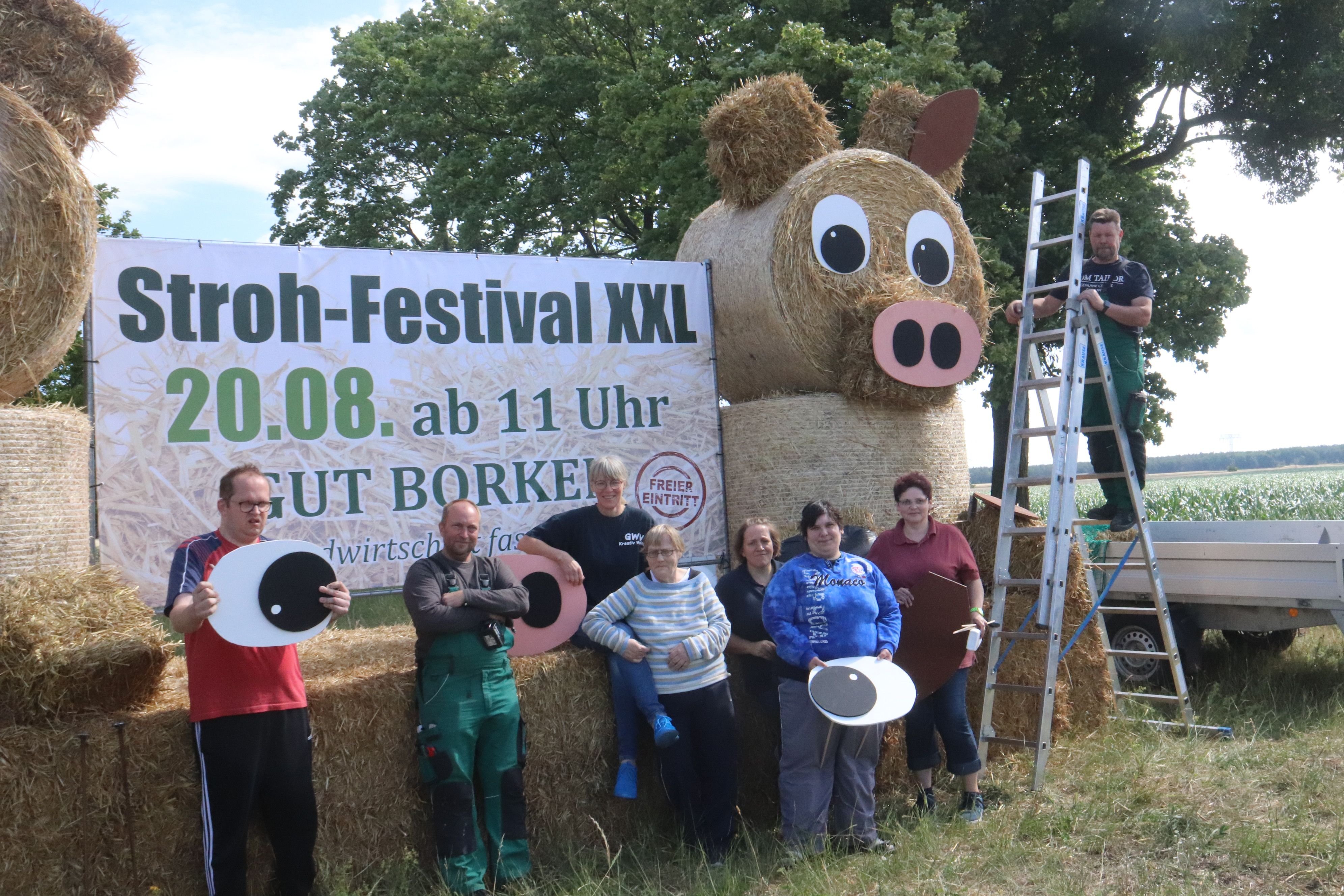 Große Strohfiguren werben für Fest in Borken