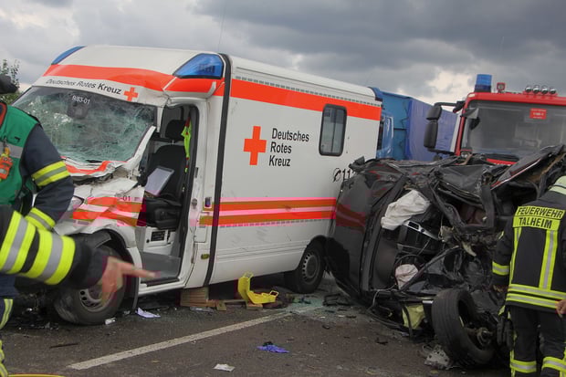 Schwerer Unfall mit Rettungswagen bei Talheim