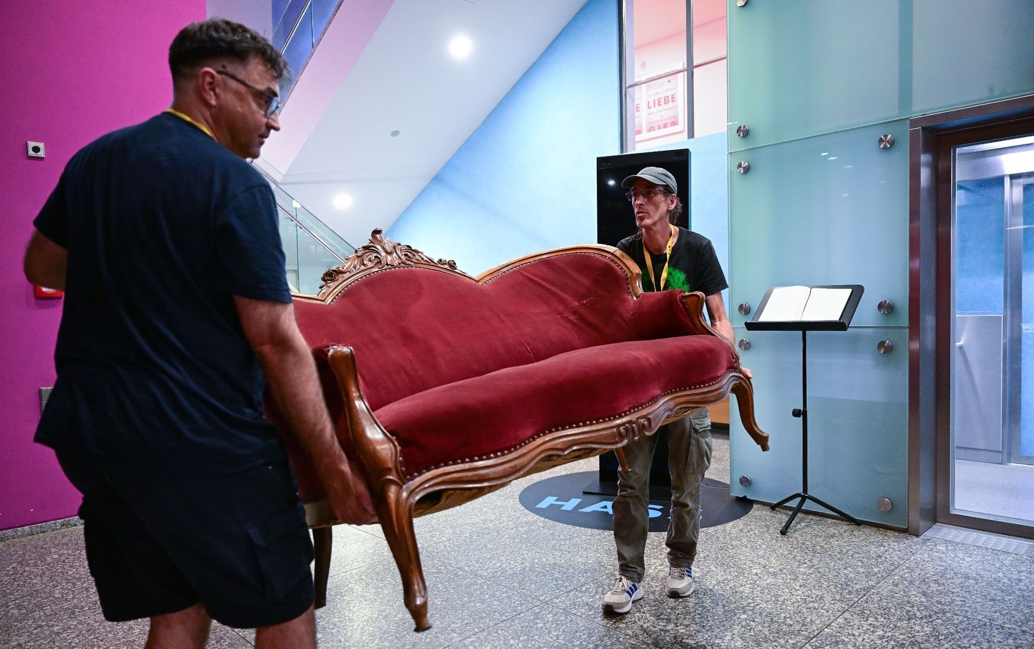 Das Rot der frühen Jahre: Loriot–Sofa im Museum ausgestellt