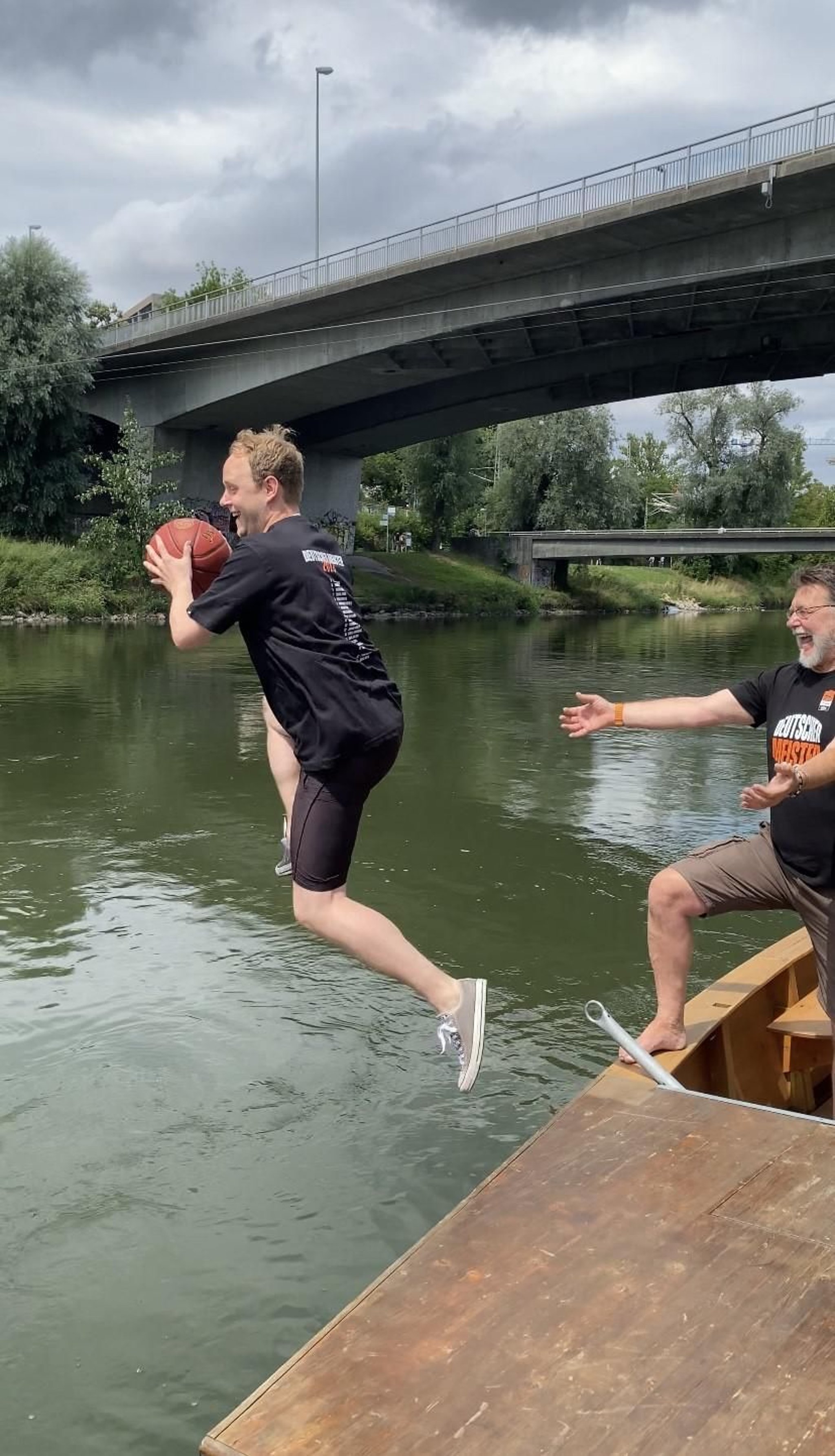 Marcel Emmerich springt in die Donau