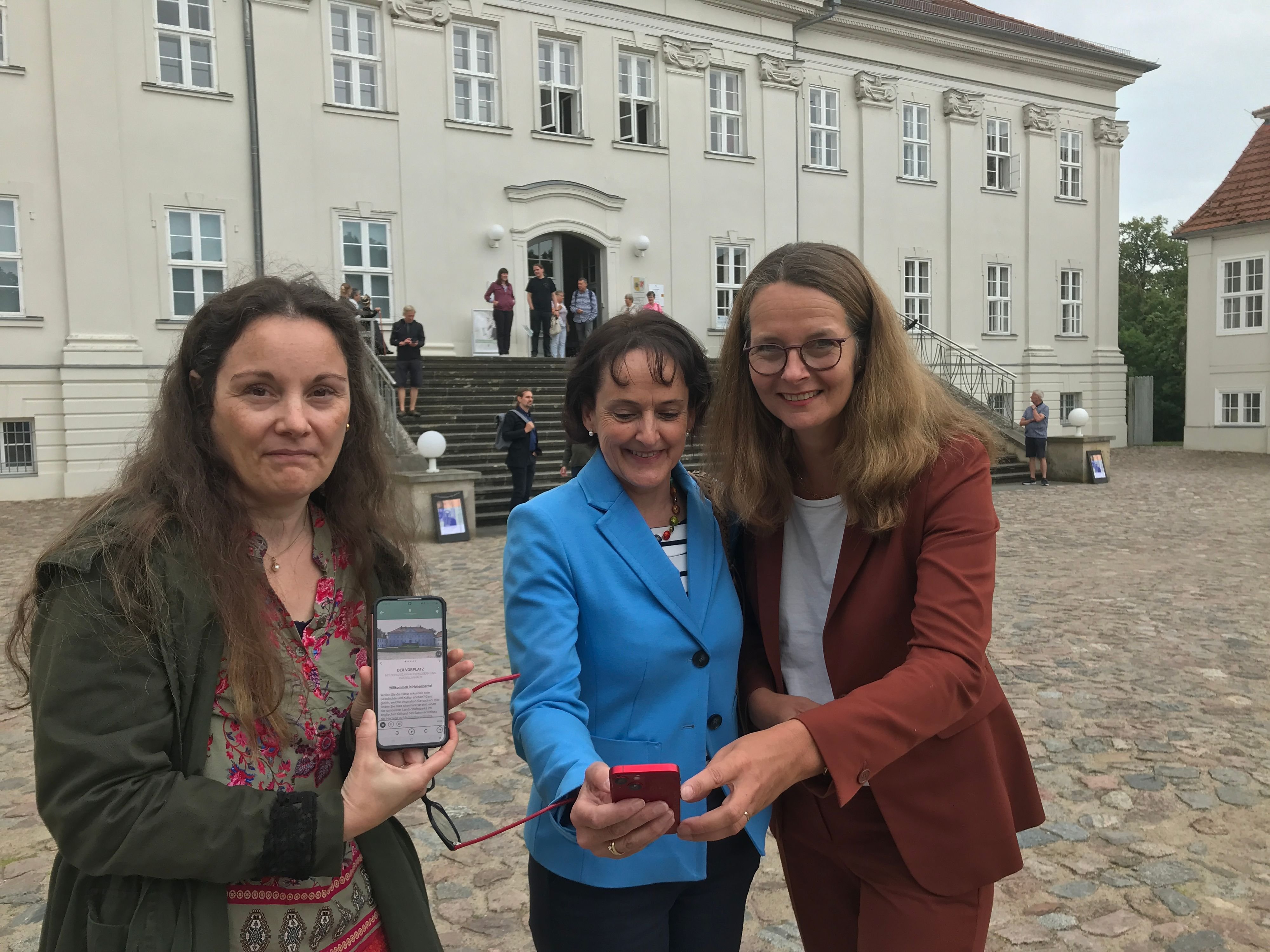 Ministerin auf digitaler Schnipseljagd im Schlosspark