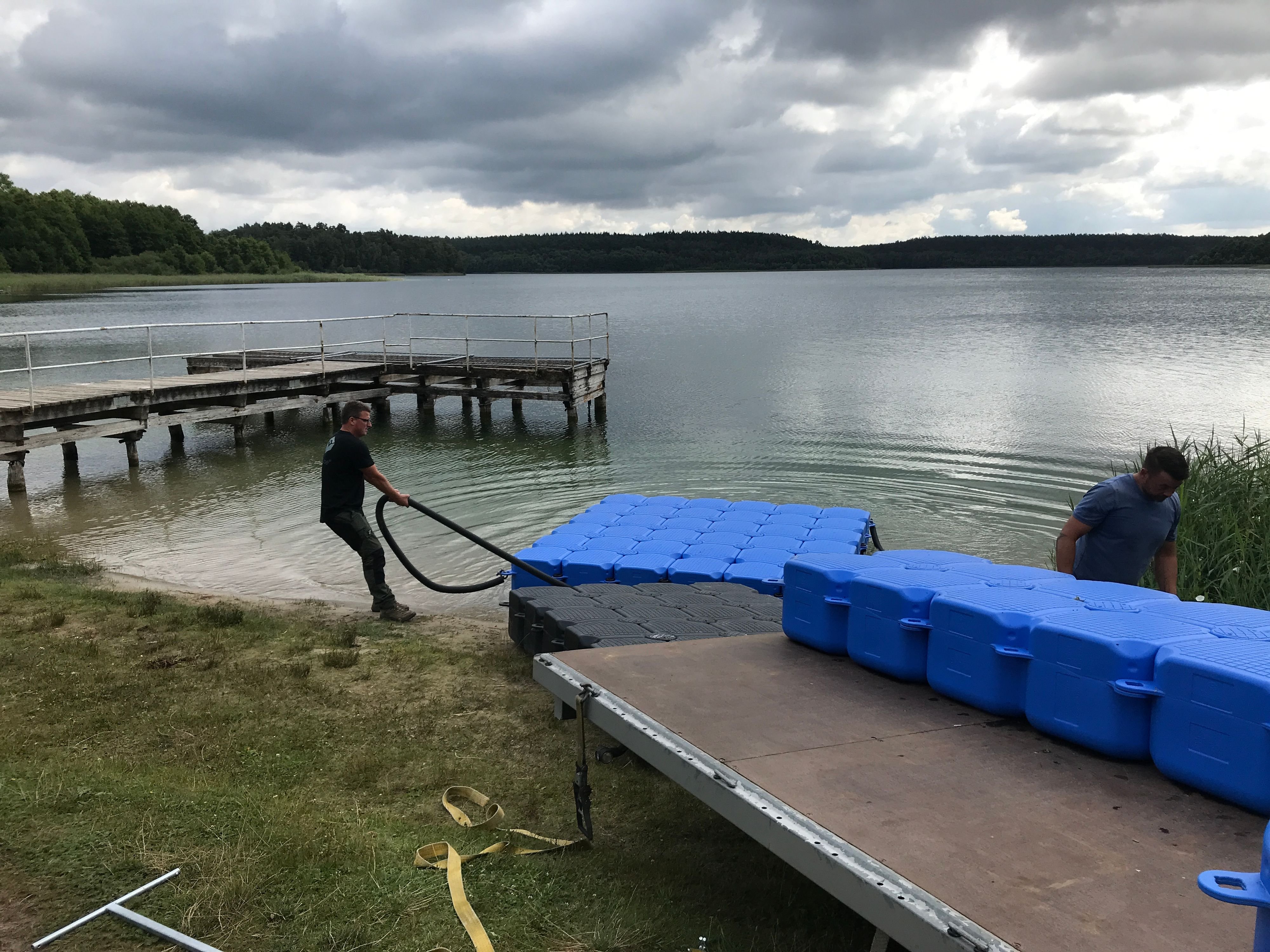 Schwimm–Inseln werden zu Wasser gelassen