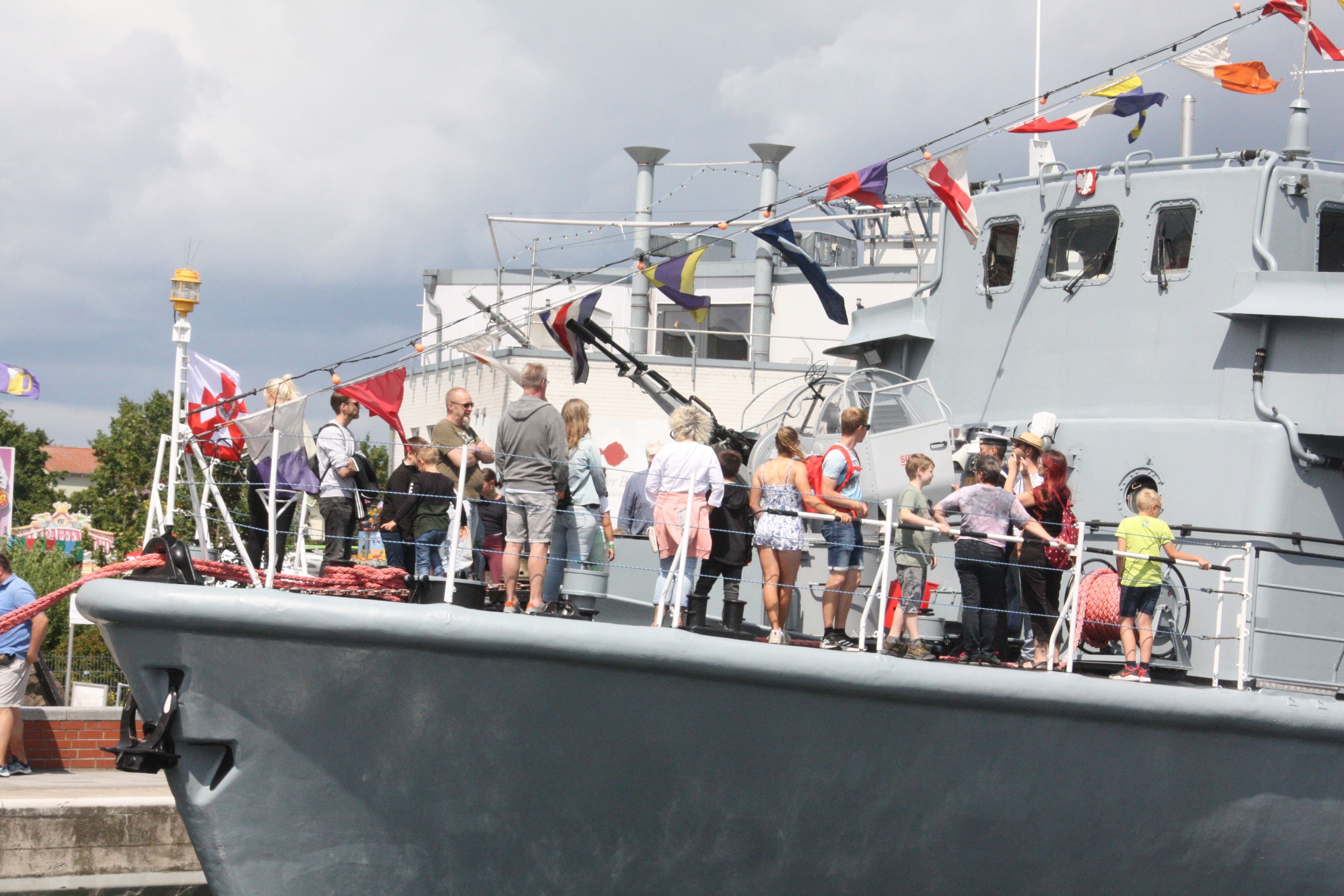 Deutsche Rennyacht und polnisches Minensuchboot locken