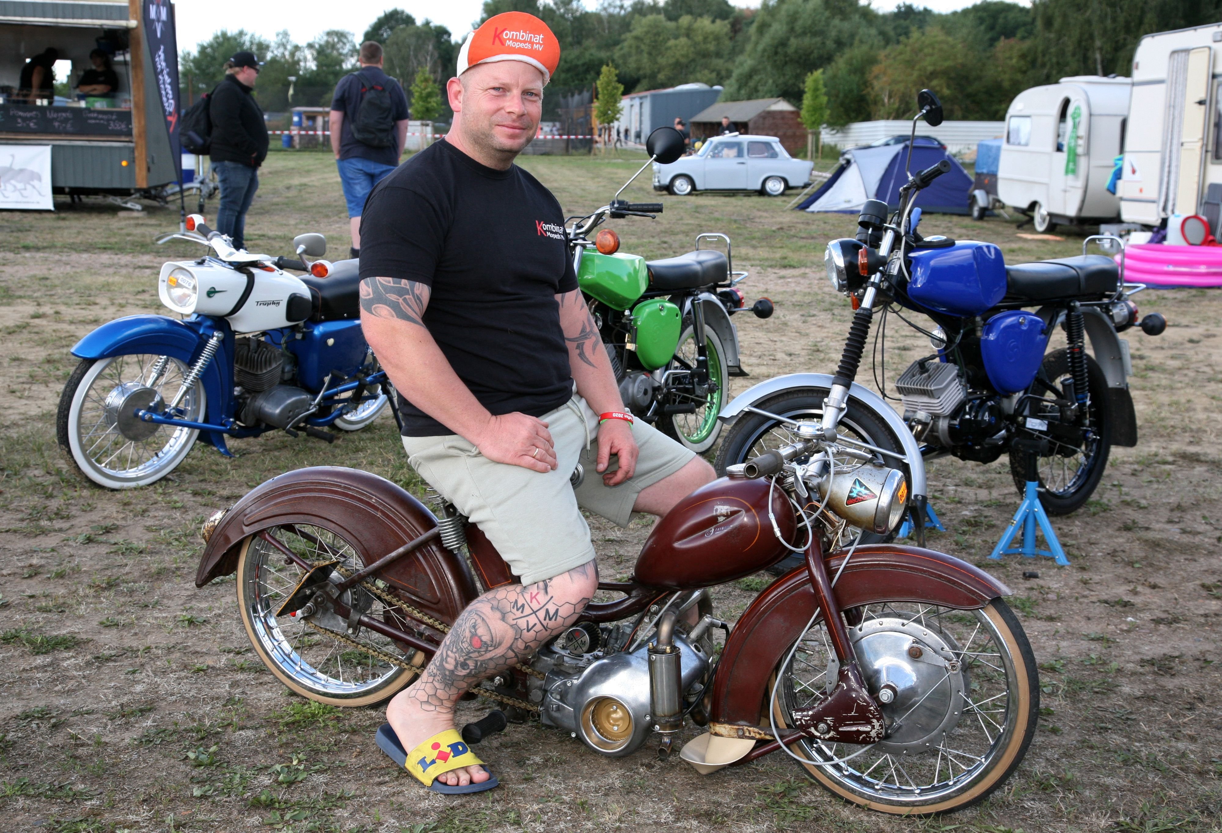 DDR–Mopeds knattern wieder durch die Seenplatte