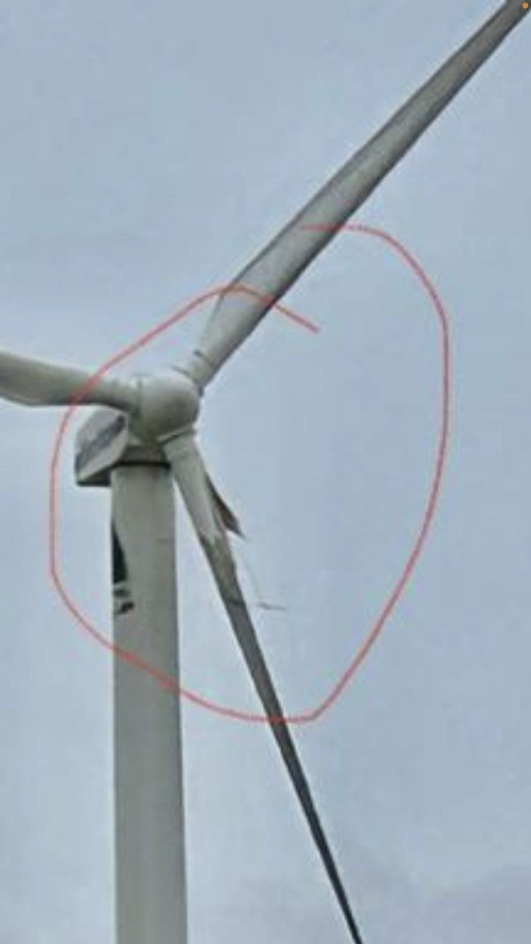 Windrad dreht sich trotz gebrochenen Flügels weiter