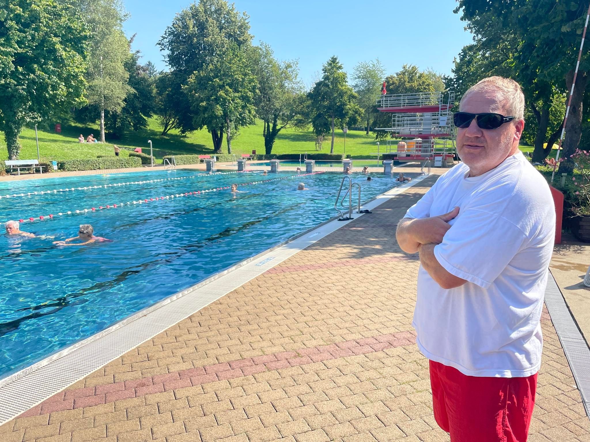 Ehinger Bademeister bei der Arbeit über die Schulter geschaut