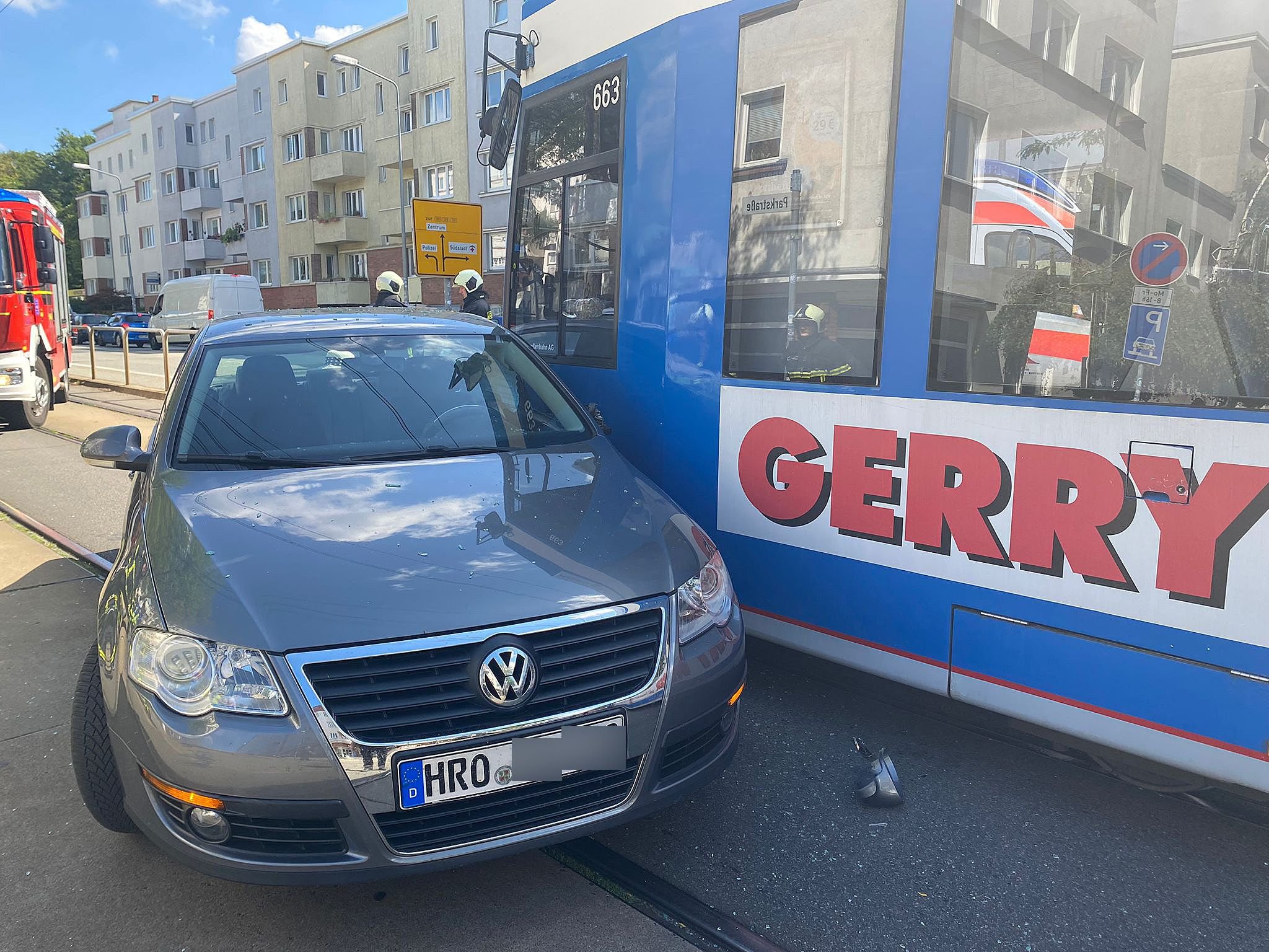 Rentnerin im Auto übersieht Straßenbahn in Rostock – Unfall