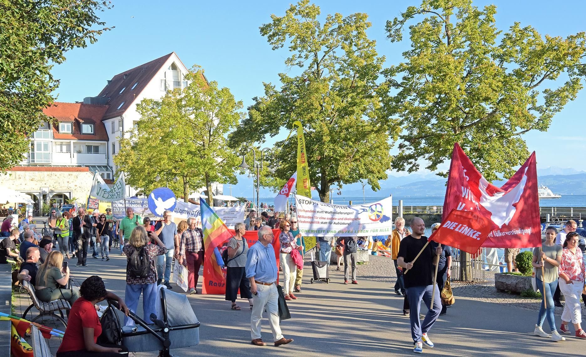 Gruppen demonstrieren am Bodenseeufer für den Frieden